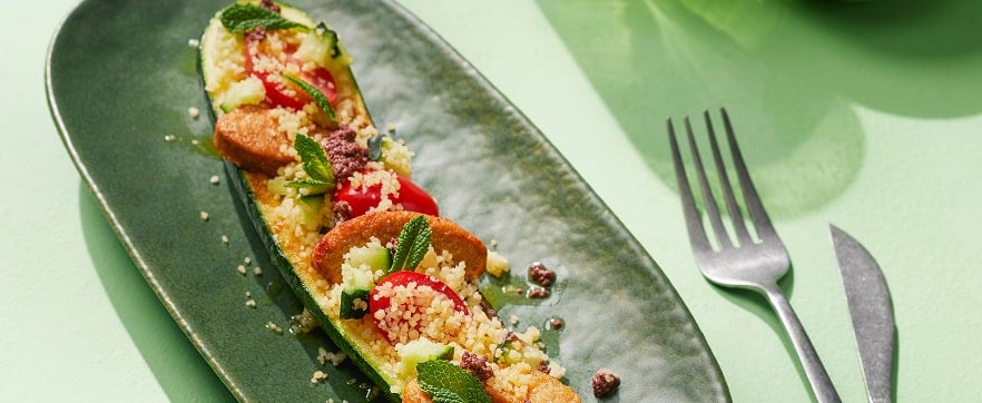 Straccetti di soia su barchette di zucchine grigliate